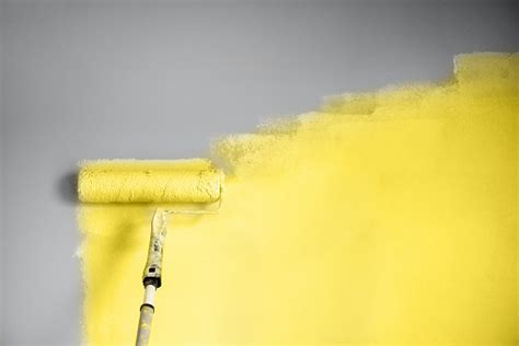 올해의 트렌디한 컬러 2021을 시연 노란색과 얼티밋 그레이를 일루미네이션 색상 배경에 브러시 와 오픈 페인트 수 있습니다 파손 개조 수리 건물 및 주택 설계 개념 그림