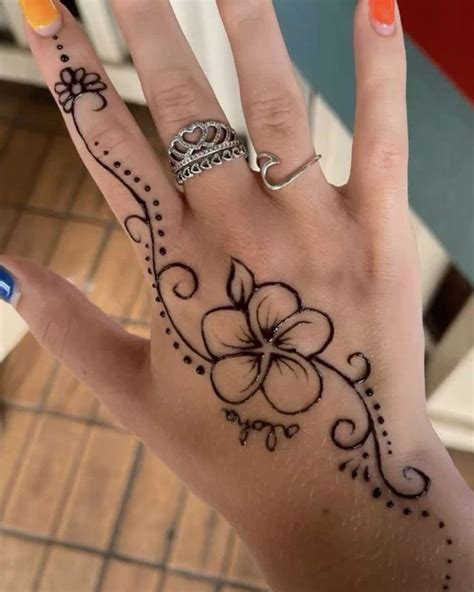 Inspirasi Gambar Henna Simple Yang Elegan Dan Menawan Media Masyarakat In 2025 Henna Style