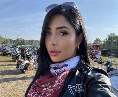 Wbff Pro Laura Van Salazar In Workout Gear Shares Glues And Legs Routine