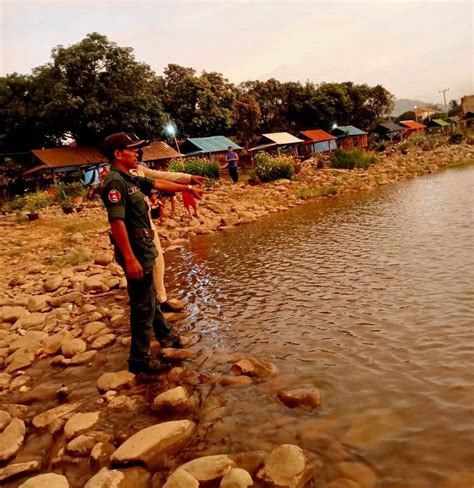 ឪពុកម្ដាយនាំកូនប្រុសស្រីទៅអង្គុយលេងក្នុងក្យូសជិតវត្តបហ៊ុយមាត់ស្ទឹងរួចរវល់នាំគ្នាហូបជួបជុំបងប្អូន