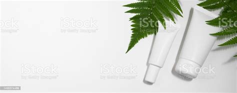 녹색 잎 평면도 복사 공간이 있는 흰색 배경에 다양한 화장품 병과 용기 0명에 대한 스톡 사진 및 기타 이미지 0명 각질제거 각질제거 스크러브 Istock