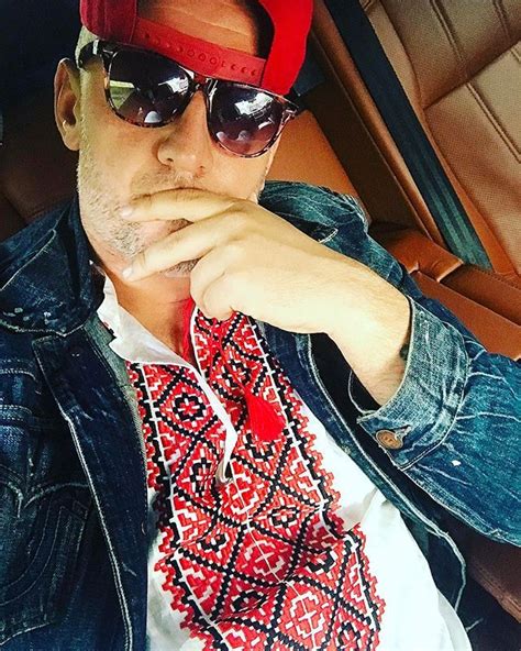 Справжній український хлопець Потап сделал селфи в вышиванке