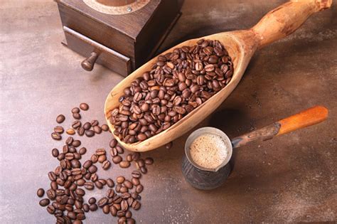 어두운 돌 테이블에 커피 콩 커피 분쇄기 및 Cezve 오래 된 나무 국자 건강한 식생활에 대한 스톡 사진 및 기타 이미지