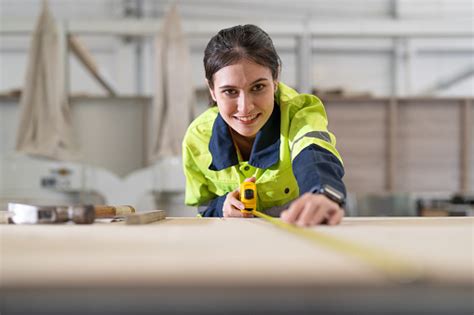 나무 판자의 길이를 측정하는 줄자를 사용하는 여성 목수 목공 작업장에서 일하는 웃는 여자 20 24세에 대한 스톡 사진 및 기타