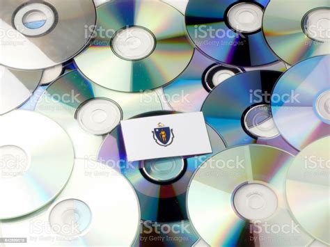 Bendera Massachusetts Di Atas Cd Dan Tumpukan Dvd Terisolasi Di Atas Putih Foto Stok Unduh