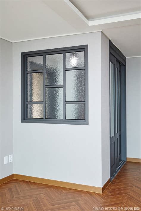 집닥 1 현관 그레이톤의 프레임에 아쿠아유리를 넣어 포인트 창을 만들어 놓은 현관 모습입니다 Facebook