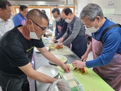 Yo요리하는 남자 건강한 식습관 위한 지역 내 독거남성의 대반란 중리종합사회복지관