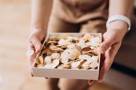 푸시 팝 색종이와 그녀의 손에 선물 상자와 아름다운 금발 여자 생일 여성의 날 어머니의 날을위한 선물 부드러운 선택적 초점 디포커스 아트 노이즈 겨울에 대한 스톡 사진 및