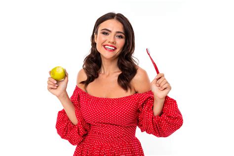 좋은 백인 소녀의 초상화는 흰색 배경에 고립 된 칫솔을 보유하고 25 29세에 대한 스톡 사진 및 기타 이미지 25 29세 갈색 머리 계절 Istock