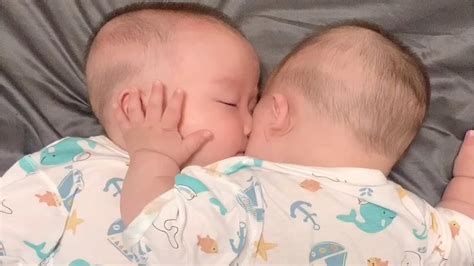 来看看双胞胎宝宝每天都在一起做什么吧？ Youtube