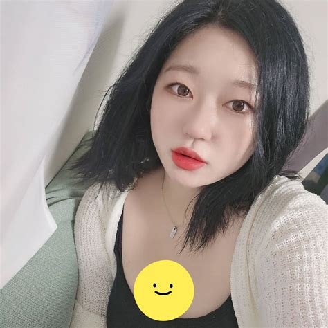 이상형챌린지 해보고 싶었다는ㅋㅋ 키 잘 안 봄 흠 내가 작아서 165이상이면 될 듯 ᐟ 몸매 배가 아저씨 배처럼 불룩 나오지만 않았으면 연상 동갑