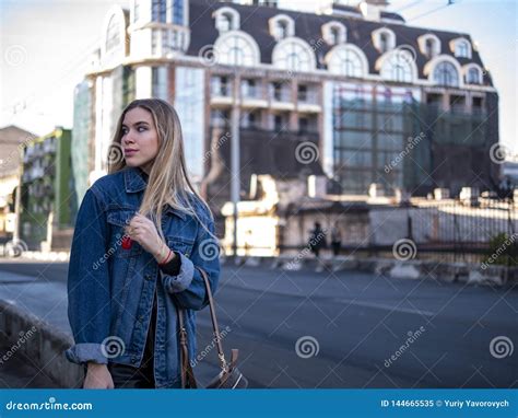 Nette Blondine Jugendlich Mit Dem Fl Ssigen Haar In Einer Denimjacke Auf Der Br Cke Im Freien