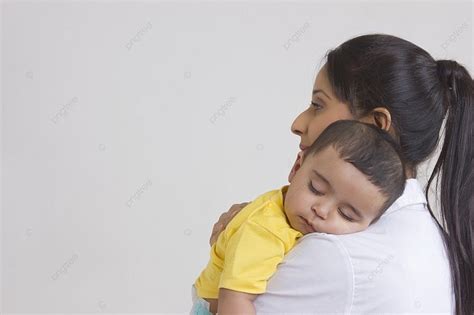 엄마 품에서 자는 아기 사진 배경 및 무료 다운로드를위한 그림 Pngtree