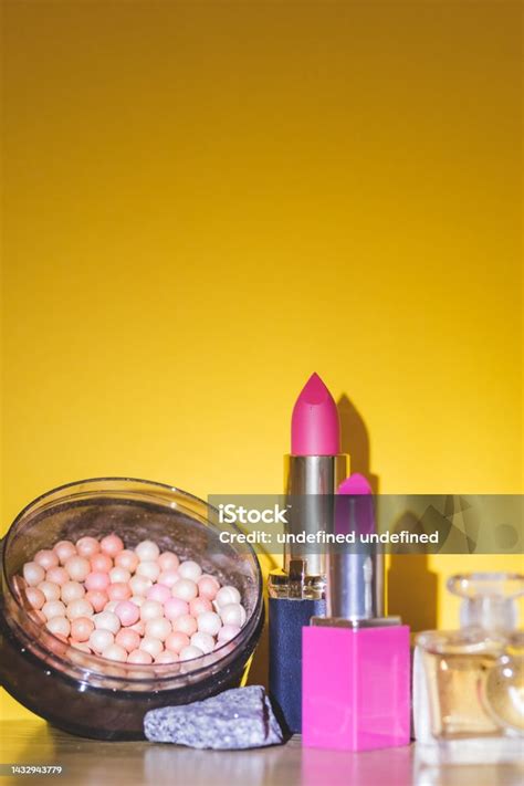 메이크업 제품과 장식용 화장품은 젤로우 배경 플랫 레이에 누워 있습니다 패션과 뷰티 블로거 개념 공간 복사청동 진주 0명에 대한 스톡 사진 및 기타 이미지 Istock