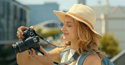 여행 사진 작가 카메라 및 휴가 또는 휴일에 사진을 찍는 도시의 여성 관광객 사진 및 도시 마을이나 거리에서 야외에서 사진을 찍을 수 있는 기술을 가진 행복한 여성 여행자