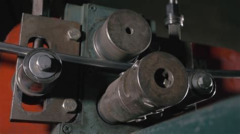 테이블에 워크샵을 위조 작업자는 연철 둥근 굽힘 기계에 금속 막대를 구부립니다 금속 막대에서 디자이너 부품의 제조 0명에 대한 스톡 사진 및 기타 이미지 Istock