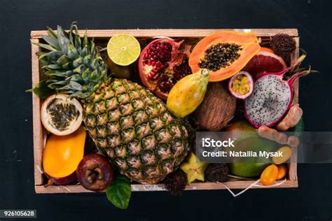 나무 상자에 열 대 과일입니다 파파야 드래곤 과일 람 부탄 타마린드 선인장 과일 아보카도 Granadilla Carambola 금 귤 망고 망고스틴 시계 꽃 열매 코코넛