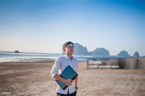 아시아 비즈니스 남자 휴식 에 해변 사용 노트북 과 스마트폰 금융에 대한 스톡 사진 및 기타 이미지 금융 기업 재무와 산업 기업가 Istock