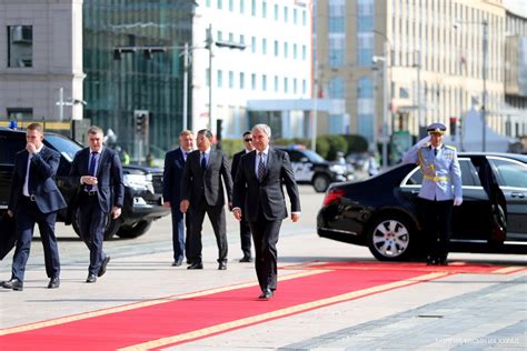 ОХУ ын Холбооны Хурлын Төрийн Думын дарга В В Володиныг Д Сүхбаатарын талбайд угтан авлаа