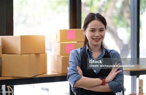 젊은 매력적인 아시아 여성 소유자 창업 사업은 집에서 상자와 함께 행복 카메라 작업을 봐 Sme 공급망에서 소포 배달을 준비 가상현실에 대한 스톡 사진 및 기타 이미지
