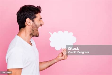 프로필 측면 사진 펑키 미친 인도 남자 보유 종이 카드 거품 연설 구름 판매 할인 공유 개인 정보 착용 흰색 의상 고립 위에 파스텔 색상 배경 남자에 대한 스톡 사진 및