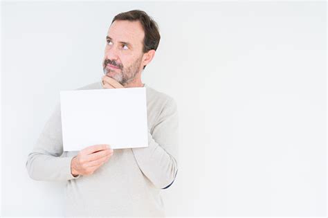 질문 매우 혼란 스 러 워 아이디어에 대해 격리 된 배경 심각한 얼굴 생각에 수석 남자 지주 빈 종이 시트 개념에 대한 스톡 사진 및 기타 이미지 Istock