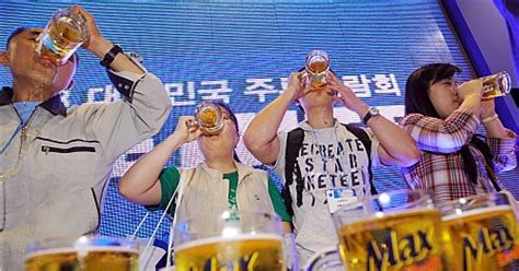 꿀꺽꿀꺽 맥주 빨리마시기 대회