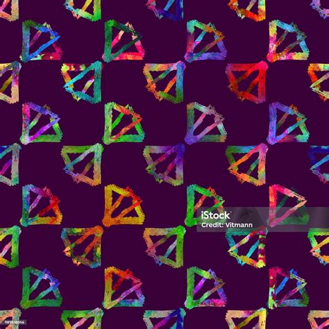 원활한 패턴 브러시 삼각형 활입니다 보라색 배경에 무지개 색입니다 손으로 그린 그레인 텍스처 잉크 기하학적 요소입니다 패션 현대적인 스타일입니다 끝 없는 환상 격자 무늬