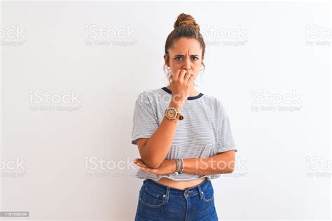 젊은 빨간 머리 현대 여자 는 입물고 손톱에 손을 긴장 찾고 고립 된 배경 위에 롤빵을 입고 불안 문제 감정에 대한 스톡 사진 및 기타 이미지 Istock
