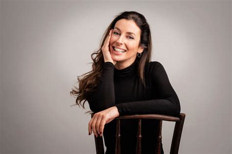 고립된 배경에 의자에 앉아 있는 매력적인 갈색 머리 여자의 스튜디오 초상화 30 34세에 대한 스톡 사진 및 기타 이미지 30 34세 30 39세 갈색 머리 Istock