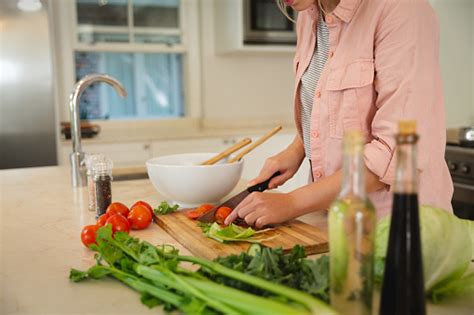 음식을 준비하고 야채를 자르는 부엌에 서있는 백인 여성의 중간 가정 생활에 대한 스톡 사진 및 기타 이미지 가정 생활 가정 주방 가정의 방 Istock