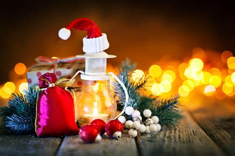 기쁜 성 탄과 새 해 복 많이 받으세요입니다 화 환의 배경에 나무 테이블에서 촛불과 크리스마스 장난감 Bokeh입니다 배경 복사 공간입니다 0명에 대한 스톡 사진 및 기타