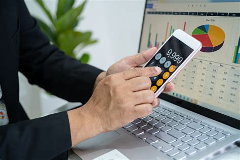 현대 사무실 재무 및 비즈니스 개념에서 차트 그래프 및 계산기로 재무 보고서 프로젝트 회계를 작업하고 분석하는 아시아 회계사 경제에 대한 스톡 사진 및 기타 이미지 Istock