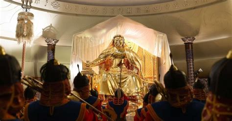 Чингис хааны алтан хөшөөг хийхэд 107 кг цэвэр алт орсон бөгөөд Монголбанкны Эрдэнэсийн сангаас