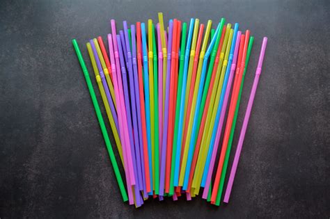 어둡고 거의 검은 색 배경에 더미에 누워 여러 가지 빛깔의 플라스틱 칵테일 튜브의 클로즈업 0명에 대한 스톡 사진 및 기타 이미지 0명 개체 그룹 공휴일 Istock