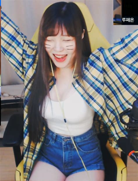 Tụt xuống rank Đồng trong LMHT nữ streamer bị chính fan ruột cũng rank Đồng chê bai khinh miệt