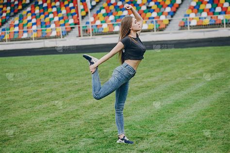 足球场上的运动女孩