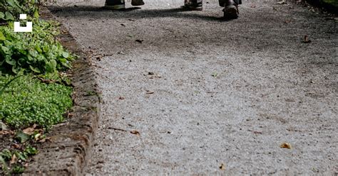 흰 셔츠와 파란색 데님 청바지를 입은 남자가 길을 걷고 있다 사진 Unsplash의 무료 로테르 담 이미지