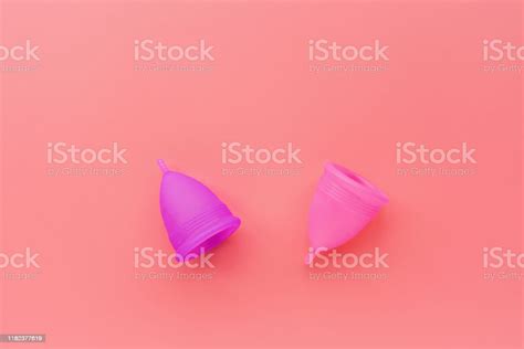 분홍색 배경에 생리컵 대체 여성 위생 제품 기간 동안 여성 건강 개념입니다 공간을 복사합니다 환경 친화적 인 개념 제로 폐기물