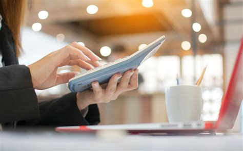 아시아 비즈니스 여자 계산기 노트북 숫자를 계산 하는 계산기를 사용 하 여 계산 카페 사무실에 기술 계산기에 대한 스톡 사진 및 기타 이미지 Istock