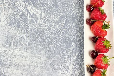 신선한 달콤한 체리와 딸기를 흰색 접시에 얹습니다 건강한 음식 비타민 회색 테이블에 0명에 대한 스톡 사진 및 기타 이미지 0명 건강한 생활방식 과일 Istock