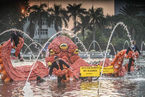 Gurita Raksasa Di Bundaran Hi Milik Greenpeace Indonesia Cengkeram
