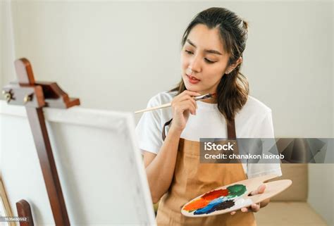 붓과 다양한 아크릴 색상으로 그림을 그리는 아시아 여성 예술가 크리에이티브 스튜디오에서 예술 컨셉으로 캔버스에 있는 여성 예술가 화가 25 29세에 대한 스톡 사진 및 기타