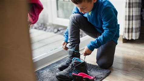 El Curioso Motivo Detrás De Quitarse Los Zapatos Antes De Entrar En
