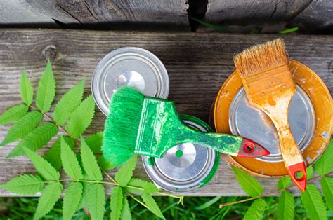 페인트 브러쉬와 아크릴 페인트 캔에 페인트칠이 되어 나무 벤치에 페인트를 칠합니다 그것을 직접 Diy 가정 개조를 할 의 개념 0명에 대한 스톡 사진 및 기타 이미지