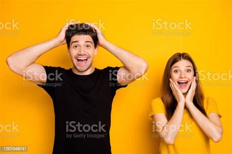 밝은 빛나는 색상 배경 위에 고립 된 검은 브루넷 티셔츠를 입고 좋은 새로운 정보를보고 기뻐하는 쾌활한 긍정적 인 귀여운 매력적인 예쁜 커플의 사진 2명에 대한 스톡 사진