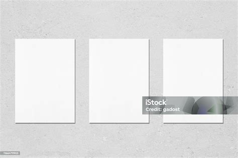 밝은 회색 콘크리트 배경에 세 개의 빈 흰색 수직 직사각형 포스터 모형 3가지 개체에 대한 스톡 사진 및 기타 이미지 3가지 개체 포스터 모형 Istock