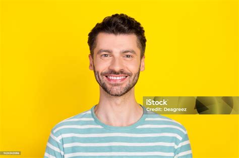 밝은 노란색 배경에 고립 된 당신을 바라 보는 자신감있는 경험을 웃고있는 젊은 매력적인 남자의 클로즈업 사진 남성에 대한 스톡 사진 및 기타 이미지 Istock