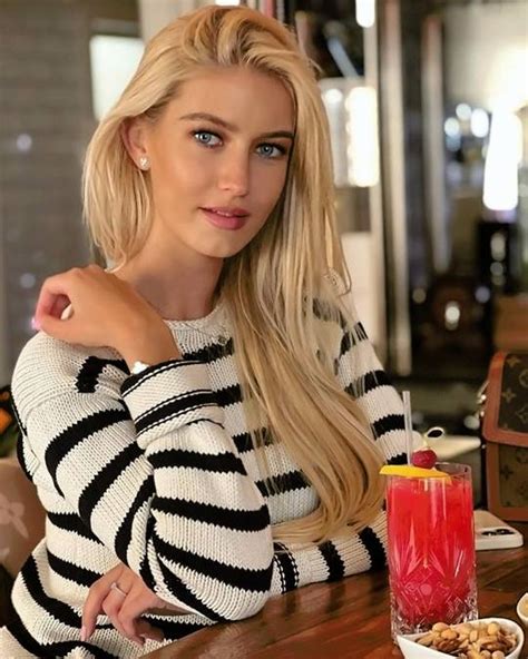 Sona Holenakova Scrolller