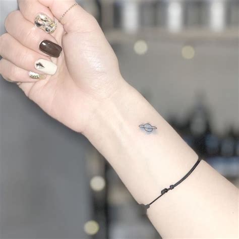 전주타투 ‘body Tag 현디🌱 On Instagram “ 손목타투 행성타투 미니타투 사진 찍고 보니 손목에 작업 사진을 찍은건지 손님의 예쁜 손톱을 찍은건지